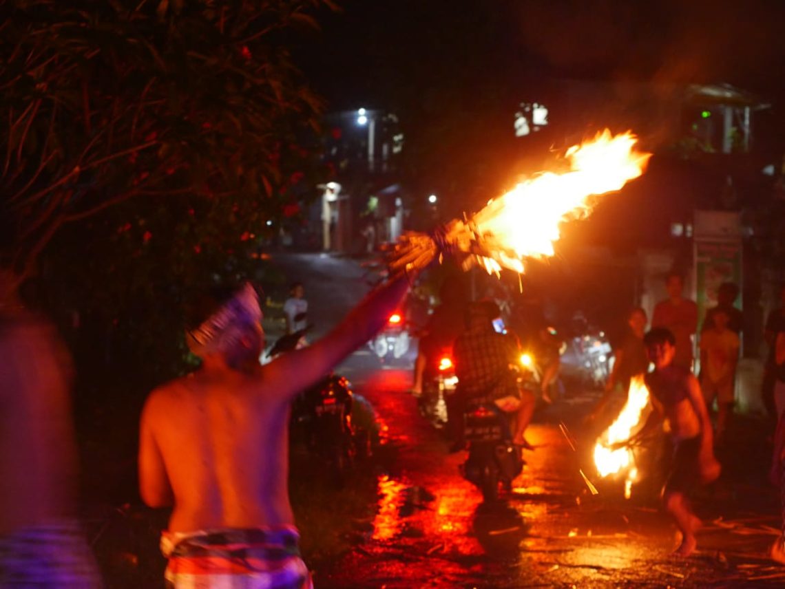 Tradisi Amuk-Amukan di Desa Padangbulia, Tradisi Serangkaian Nyepi yang ...