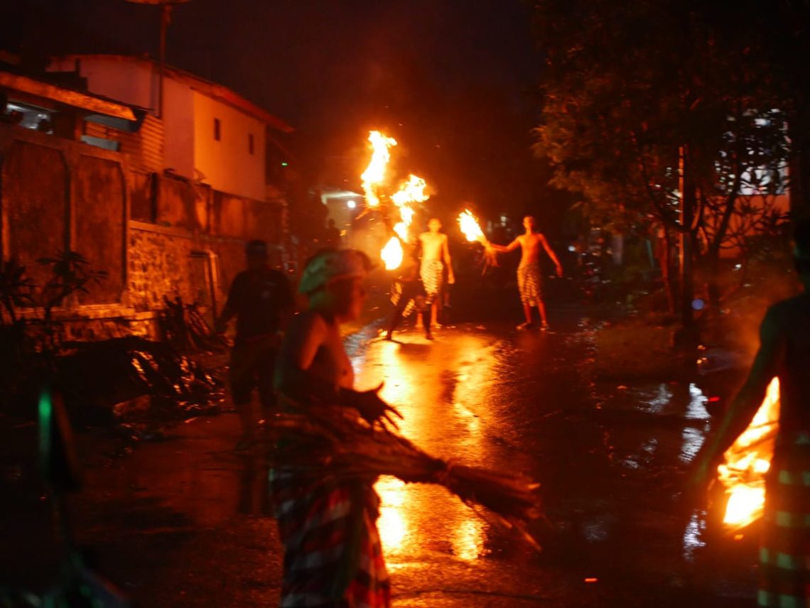 Tradisi Amuk-Amukan di Desa Padangbulia, Tradisi Serangkaian Nyepi yang ...