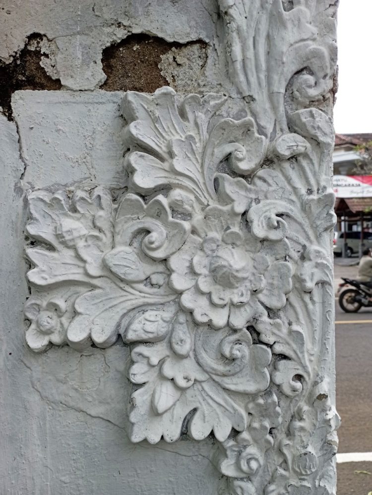 Relief Cetak Dua Pasang Gapura di Gedong Kirtya yang Masih Misteri ...