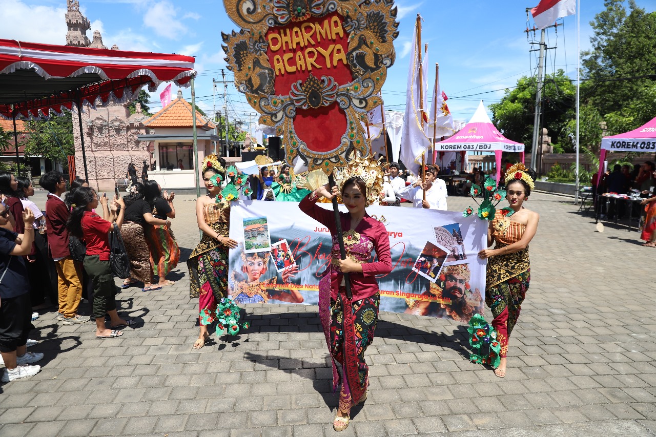 Parade Budaya pada Puncak Dies ke-8 STAHN Mpu Kuturan: Atraksi Seni ...