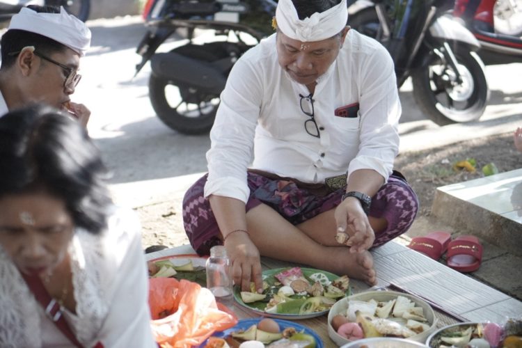 Menengok Tradisi Munjung ke Setra, “Piknik” di Kuburan ala Orang ...
