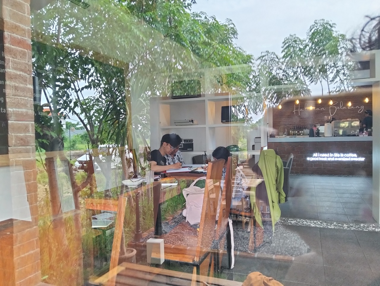 Book Café Halaman Belakang di Singaraja — Cocok untuk Baca Buku, juga ...