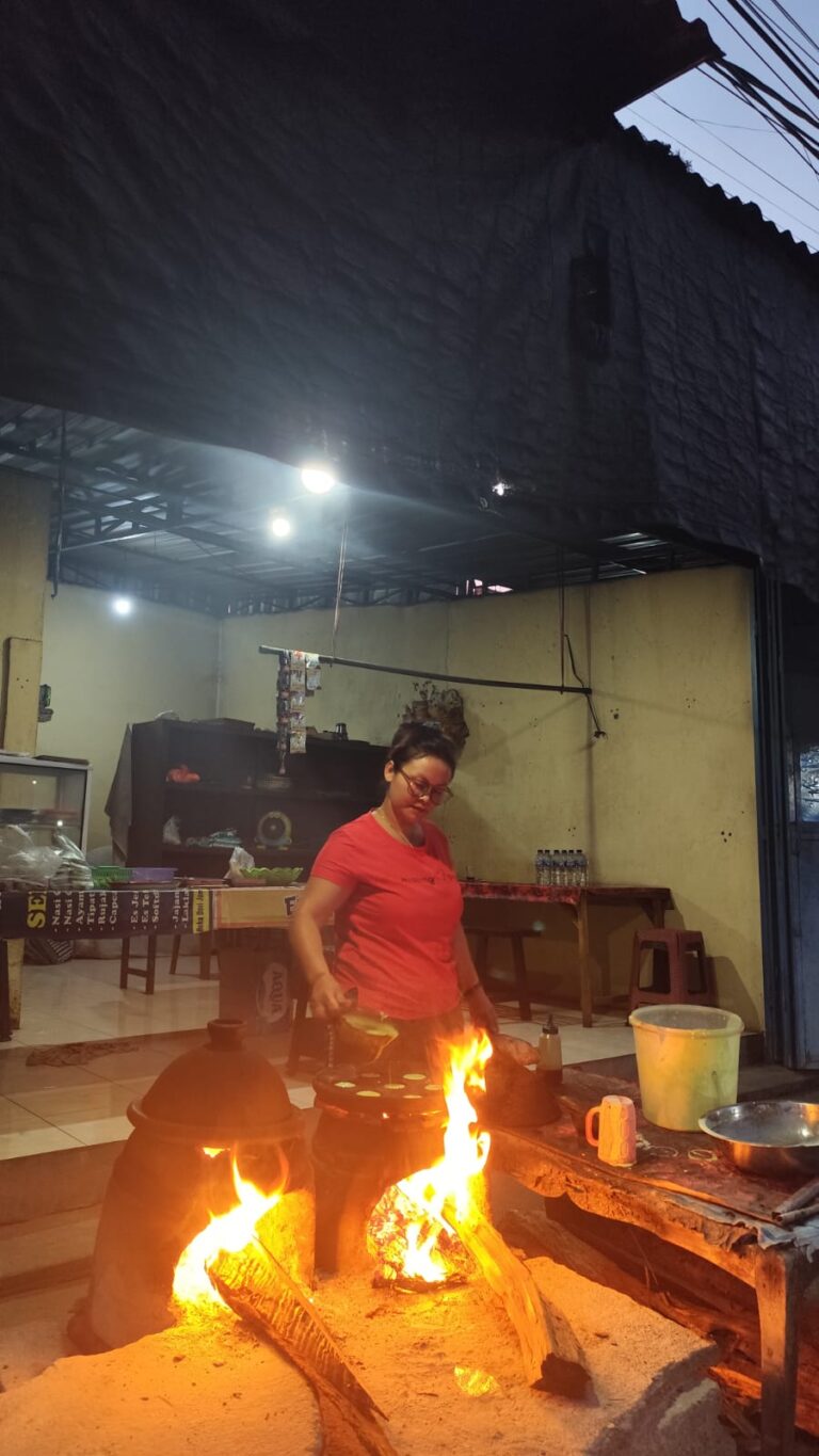 Kisah Bu Jero, Penjual Jaja Laklak yang Tetap Bertahan dengan Tungku ...