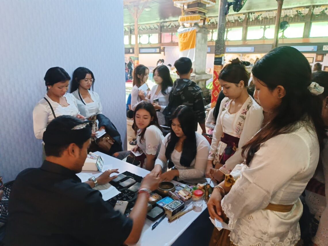 Anak-anak Muda Ramai-ramai Ramal Nasib di Stand Gotra Pangusada Bali di ...